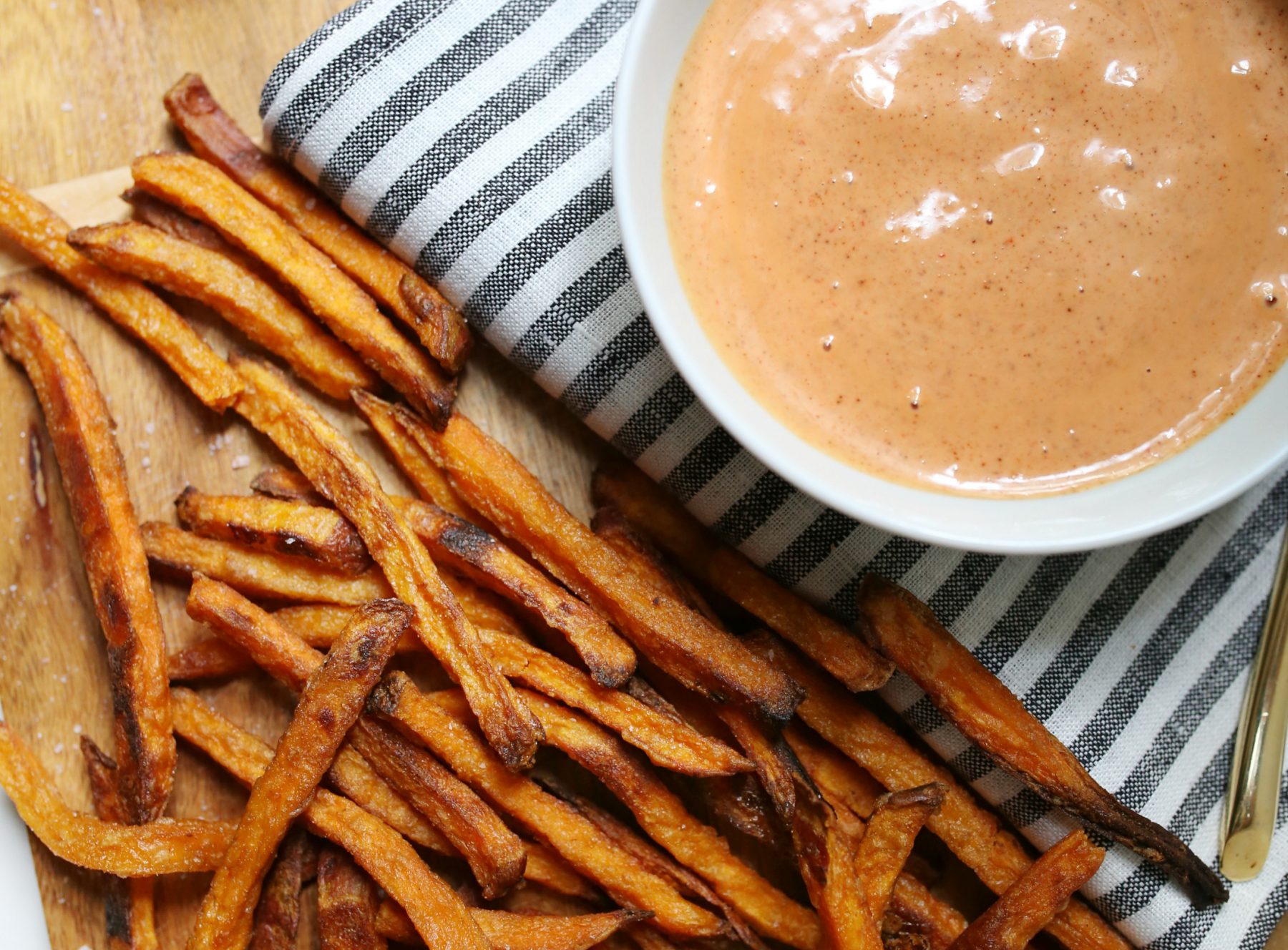 YUM | Sweet & Creamy Sriracha Dip - Hi Sugarplum!